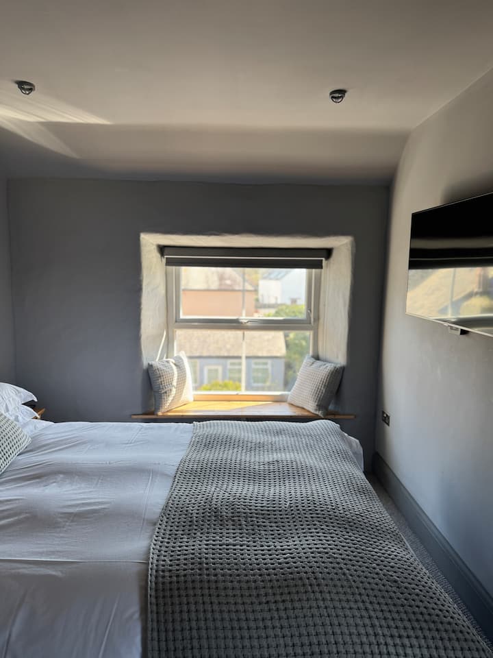 Laver -Bright Coastal Room, St Davids & Coast Path - Solva