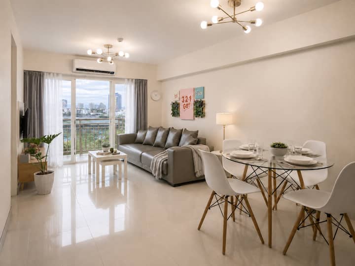 Pool View 2br Near Bgc & Rmc | Sleeps 6 - Pasig