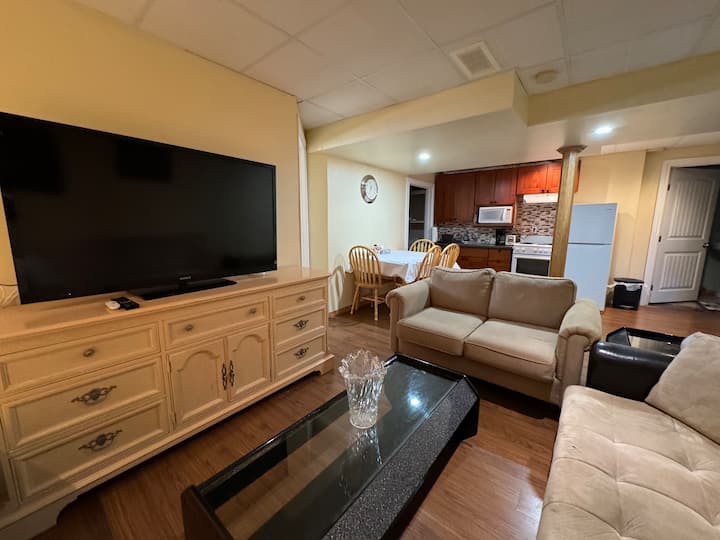 Spacious And Beautiful Lower Apartment - Chestermere