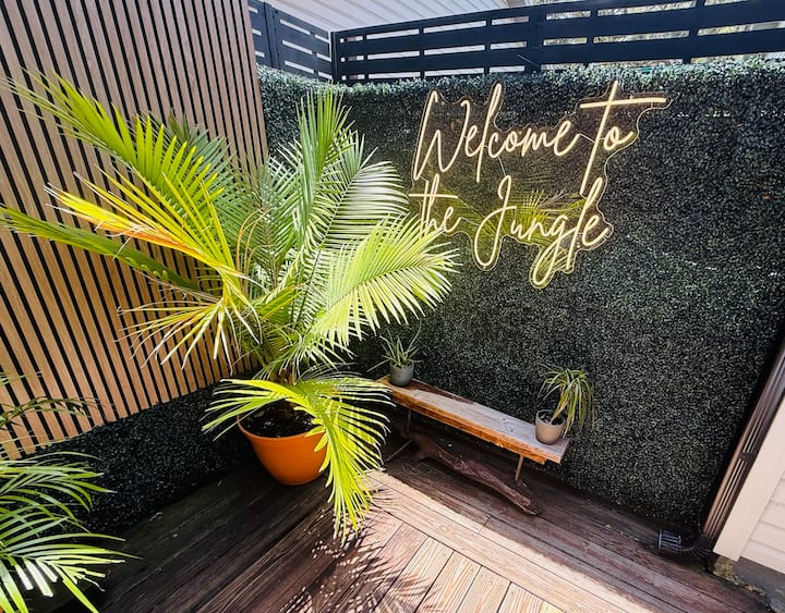 Tropical Cottage & Garage 2 Miles From Blue Spring - DeLand, FL