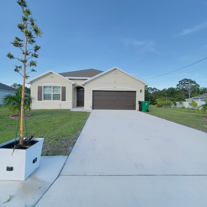 Spacious Hidden Gem ! (Near Mets Stadium) - Fort Pierce, FL