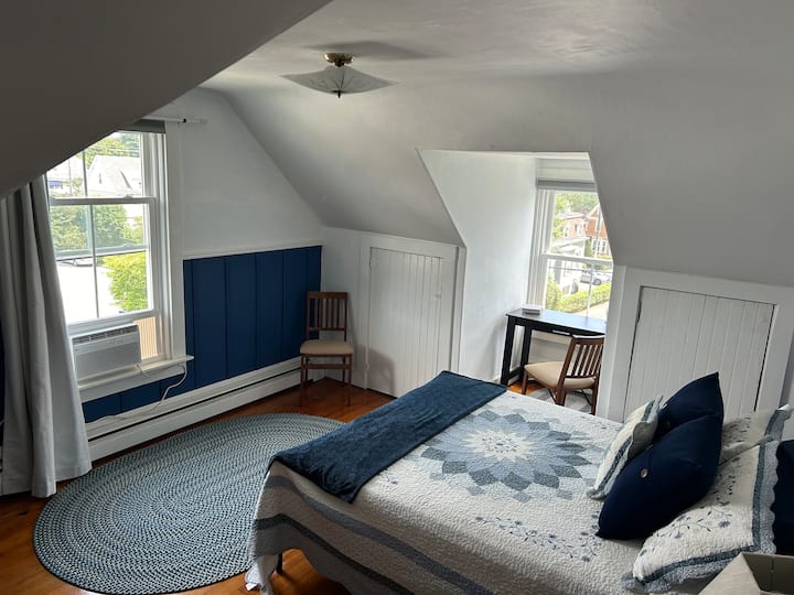 Charming 2-bdrm In Historic Home - Newport