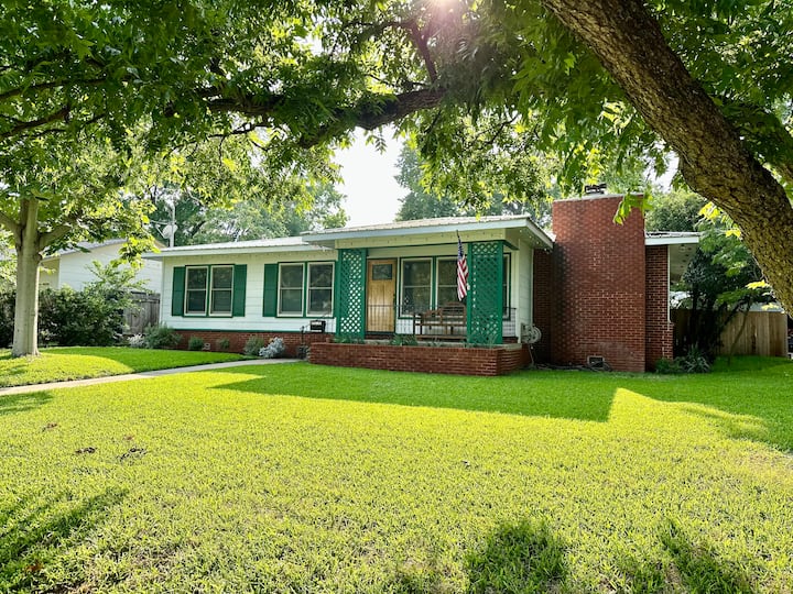 Updated 50s Bungalow, 10 Min To Dt & The Domain! - Austin, TX