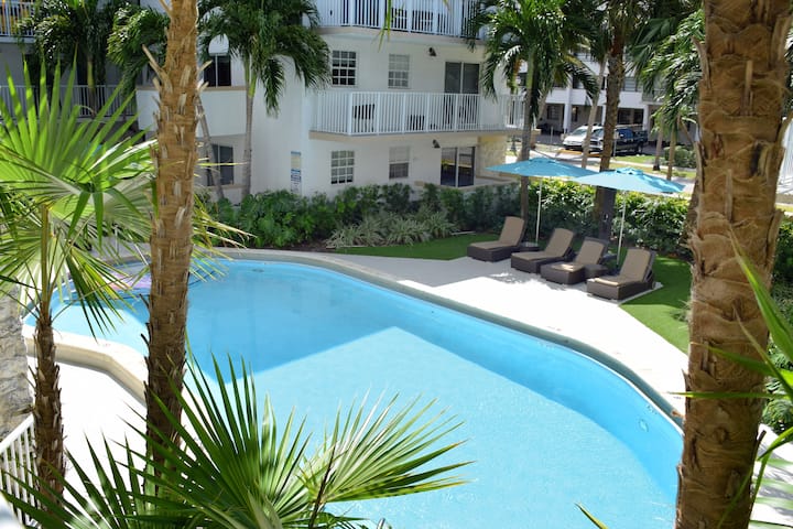 Beach Getaway! 2 Amazing Suites, Full-kitchen - Key Biscayne, FL