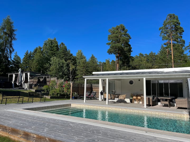 Sommarvilla För Familjer – Pool, Utekök & Bad - Åkersberga