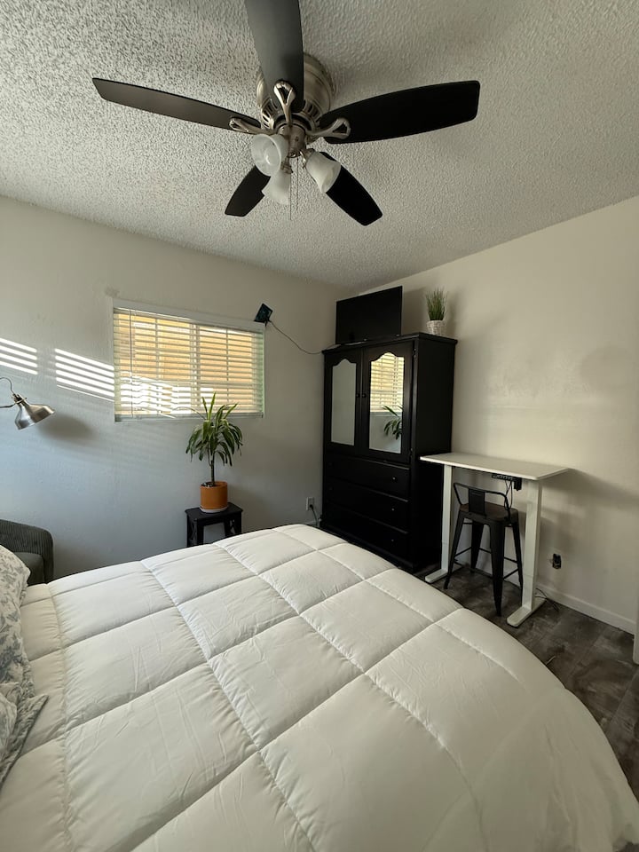 Straight Out Of Compton - Cozy Room - South Gate, CA