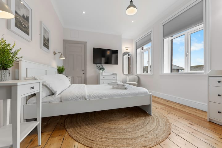 Stunning Townhouse | 7 Bedrooms | Up To 18 Guests - Cardiff