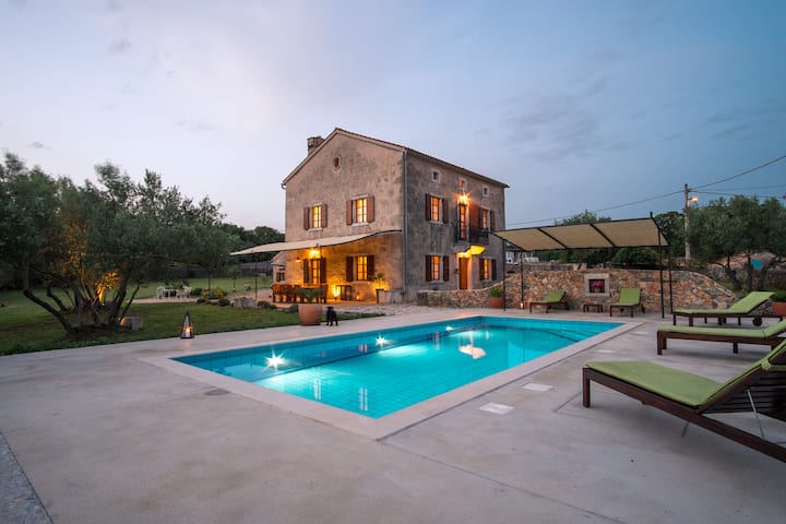 Charming Old Villa With Olive Trees And A Pool - Krk