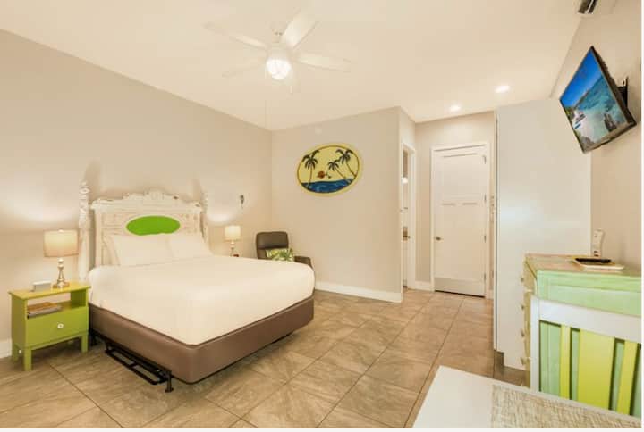 Cottage - Pool - Free Parking - Walkable - Dunedin, FL