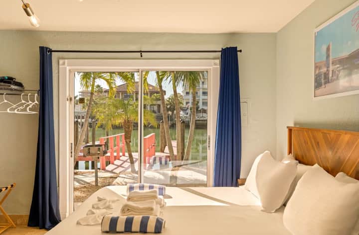 Dockside Delight And 3 Min Walk To Beach - Clearwater Beach, FL