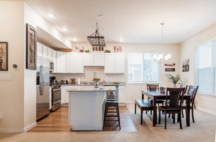 Gorgeous Townhouse With Mountain Views! - Englewood, CO