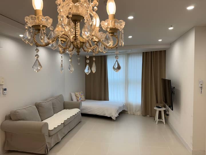 해운대바다 #가족 연인 친구 오션뷰#Lct옆# 무료주차 12시  체크아웃넷플릭스 #캡슐열차 - Busan