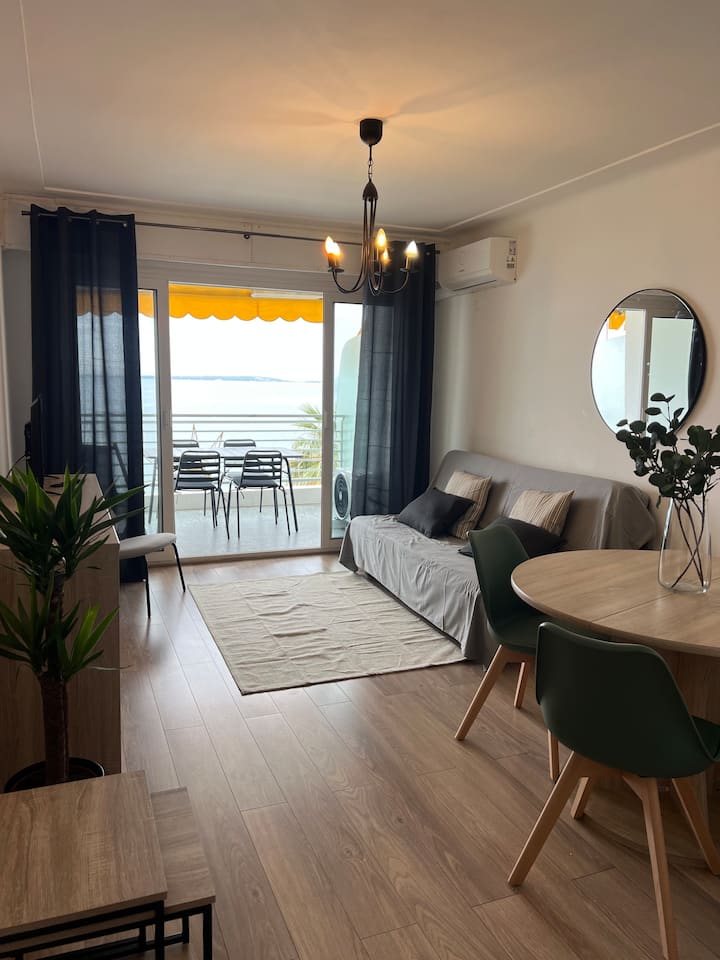 2 Pièces Front De Mer 5 èMe Etage - Juan les Pins