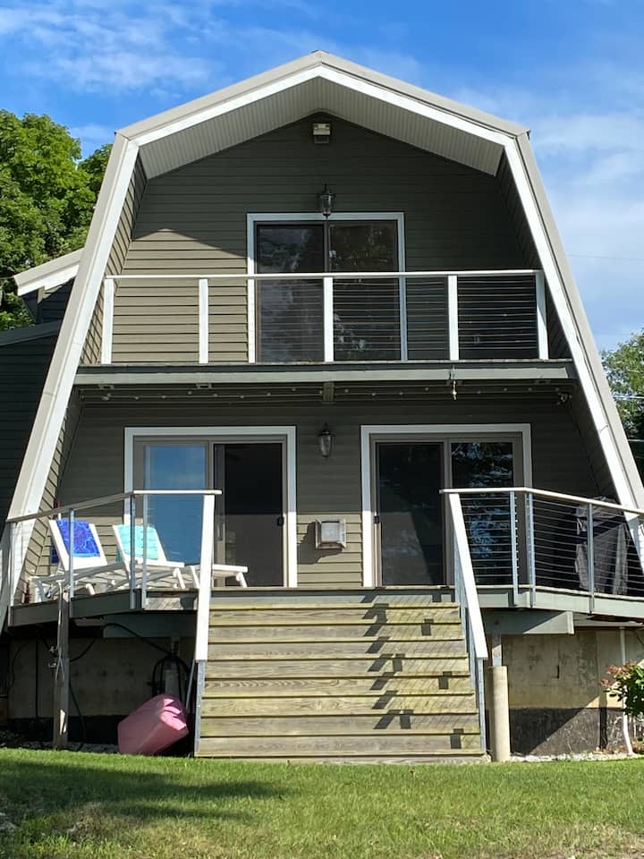 Yellow Door Country Cabin - St. Albans