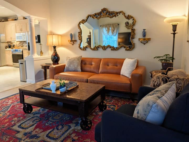 Granny-chic Suite | Cozy-luxe King Bed Retreat - Yorktown, VA