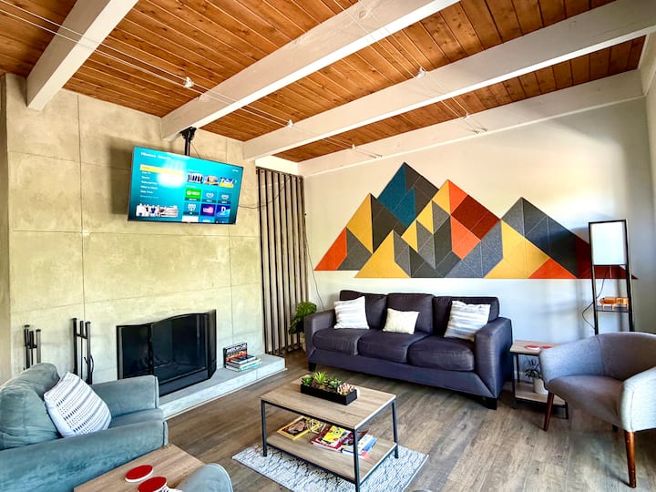 5-bedroom, Sleeps 14, Huge Yard, Mountain Views - Albuquerque, NM