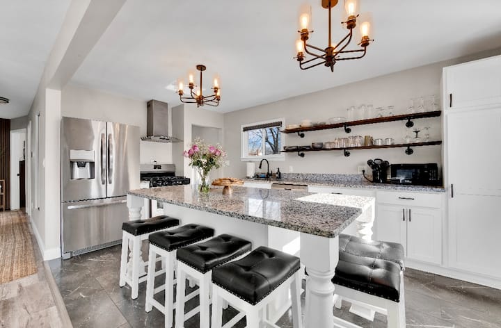 Open Concept 185+tvch Sports/gig Wifi/ King Master - Ferndale, MI