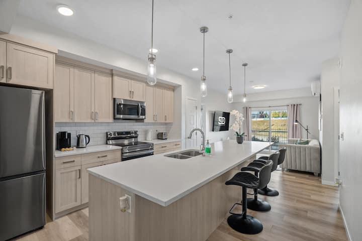 Luxury Condo • Heated Parking • 7 Mins To Airport - Calgary
