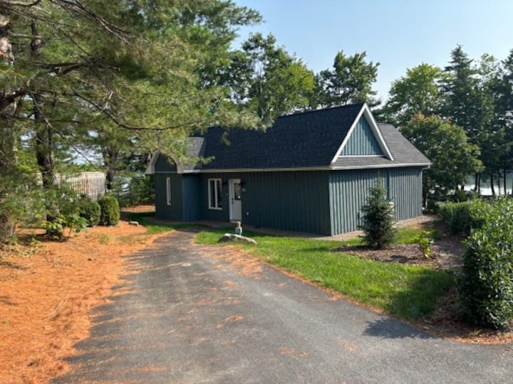 Eagle’s Nest King Bed W/hot Tub - Nova Scotia