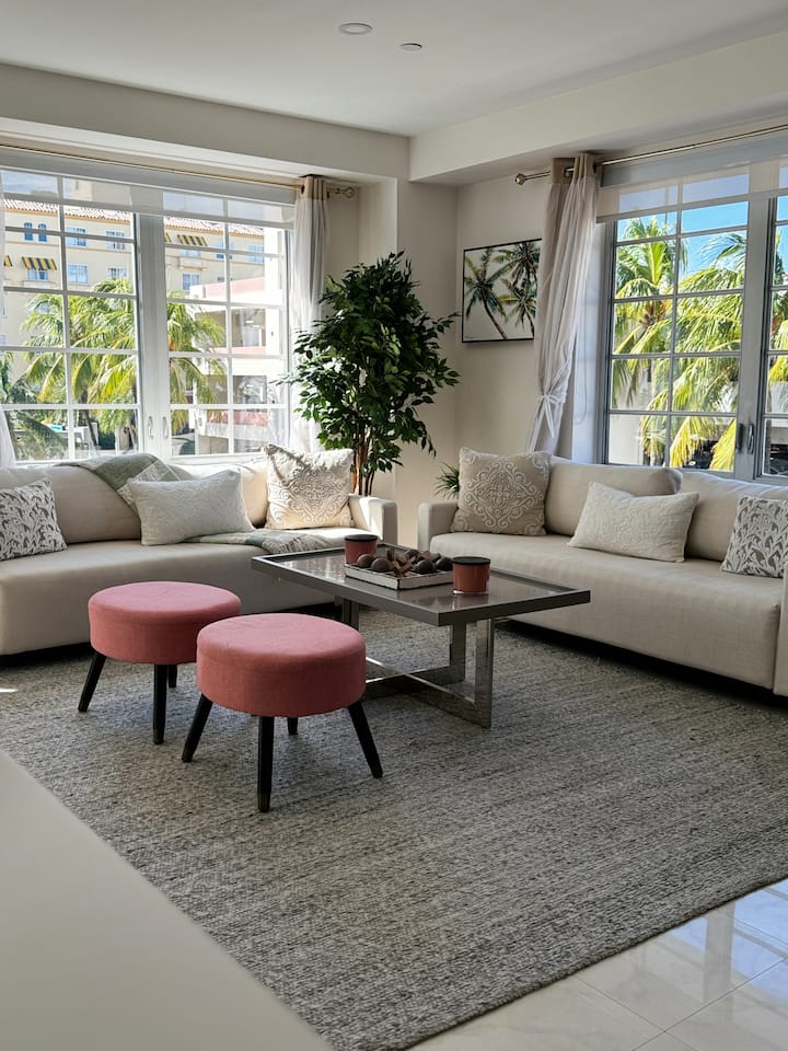 The Corner Breeze On Ocean Drive - Miami Beach, FL