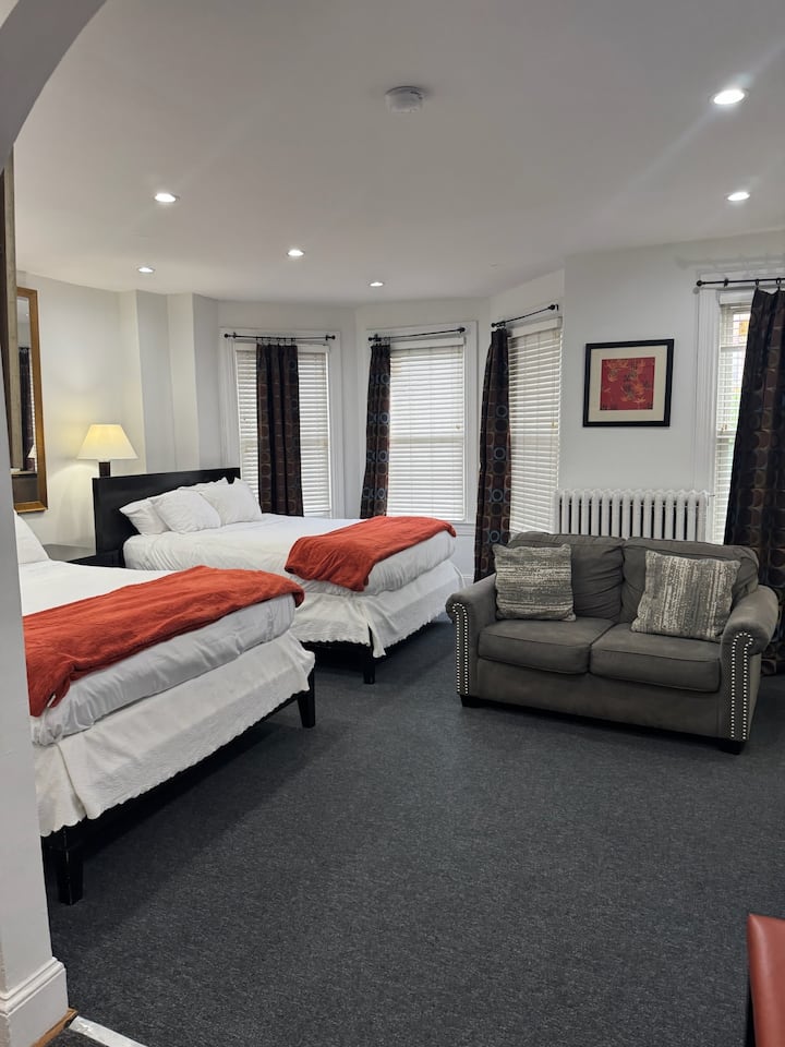 Gorgeous 1-bdrm W/2 Queens & Den W/twin Bed - Downtown, DC