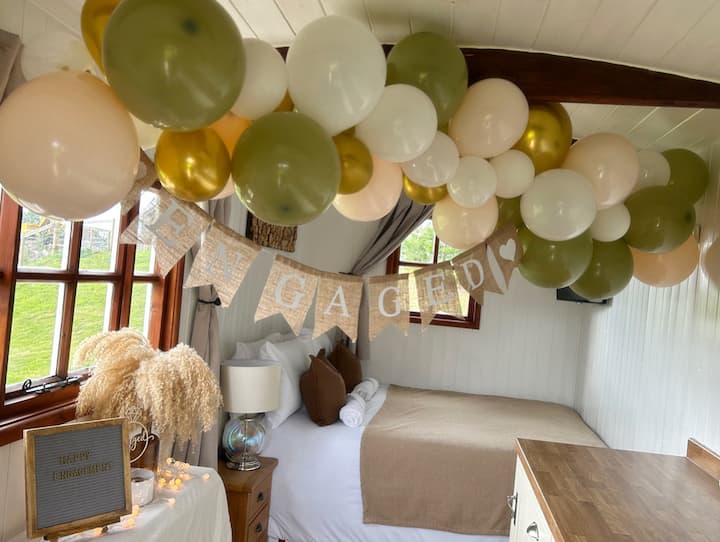 Peggy’s Hut (Pet Friendly Shepherds Hut) - Rudyard Lake