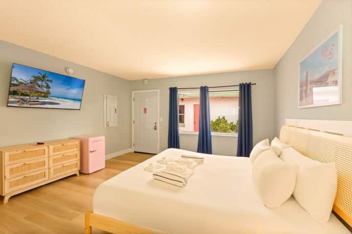 Vintage Vibe ~ 3 Min To Beach ~ Pool ~ - Clearwater Beach, FL