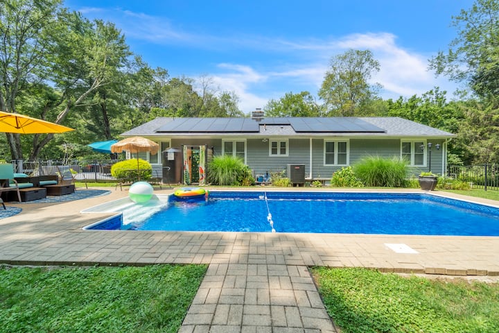 Amazing Paradise, King Bed, Pool, Bbq, Pool Table. - Waterbury, CT