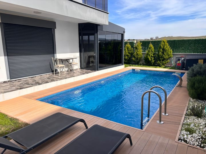 Seferihisar Akarca'da Isıtmalı Havuzlu Villa - Seferihisar