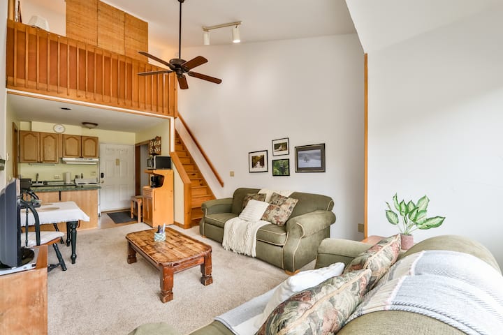 Cozy Downtown Hunter Mountain Getaway - Hunter, NY