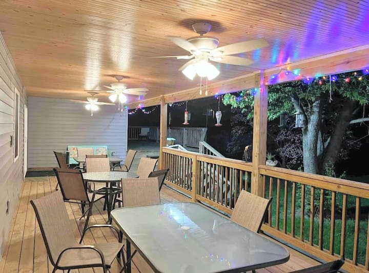 1 Mile To Campus Beautiful Outdoor Space, 70’ Deck - Brown County, IN