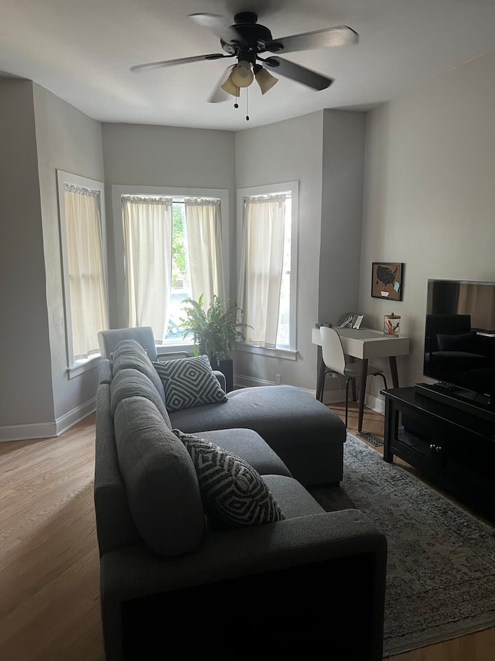 Logan Square Duplex 4br / 2bth Permitted Parking - Chicago, IL