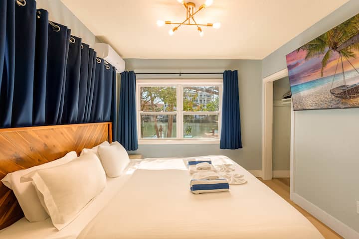 3 Min To Beach ~ Pool ~ Free Parking - Clearwater Beach, FL