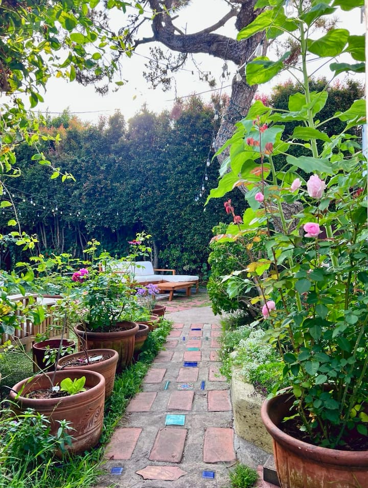 Cozy Home With A Big Beautiful Garden - Los Angeles, CA