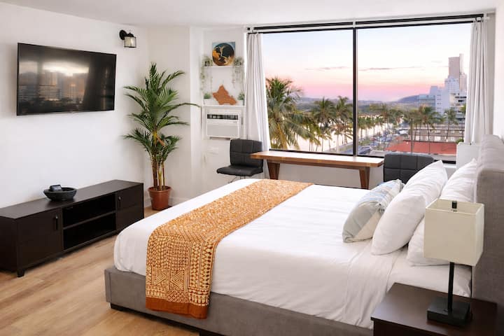 Cozy Studio W/ Canal Views, Pool - Kailua, HI