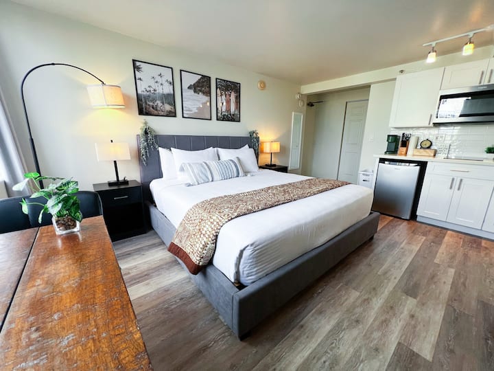 Waikiki Canal View ~ Cozy Home W/ King Bed - Honolulu