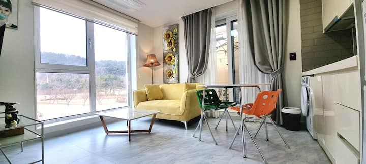 파크애비뉴 201호 2인실/통창뷰/넷플릭스/단독테라스/개별바베큐/신축/비대면체크인/취사도구 - South Korea