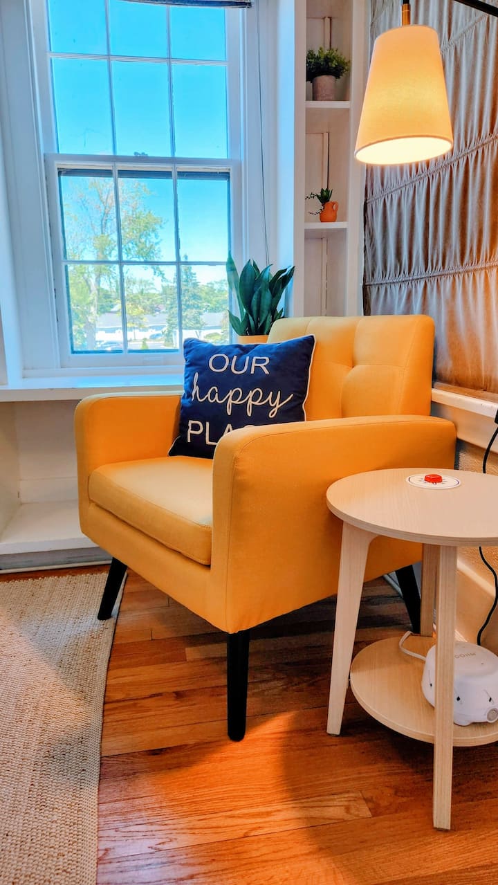 1st-floor Room @ Bed & Breakfast (Morning Room) - Michigan