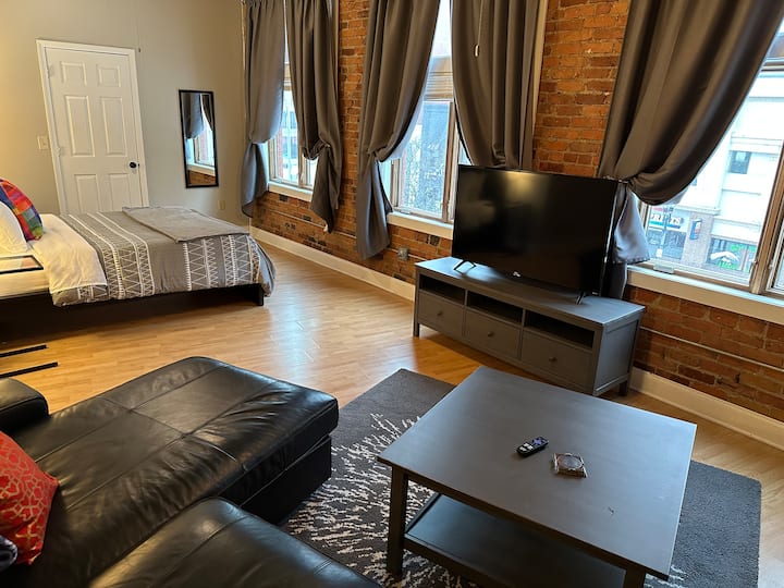 Bright Clean Studio Loft Steps From The Capitol! - Lansing, MI