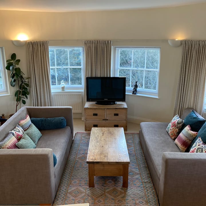 Stylish Round Apartment-town Centre-free Parking - West Sussex