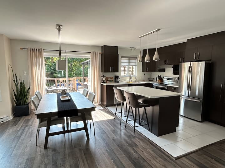 Stylish Modern 4 Bedroom Retreat - Gatineau