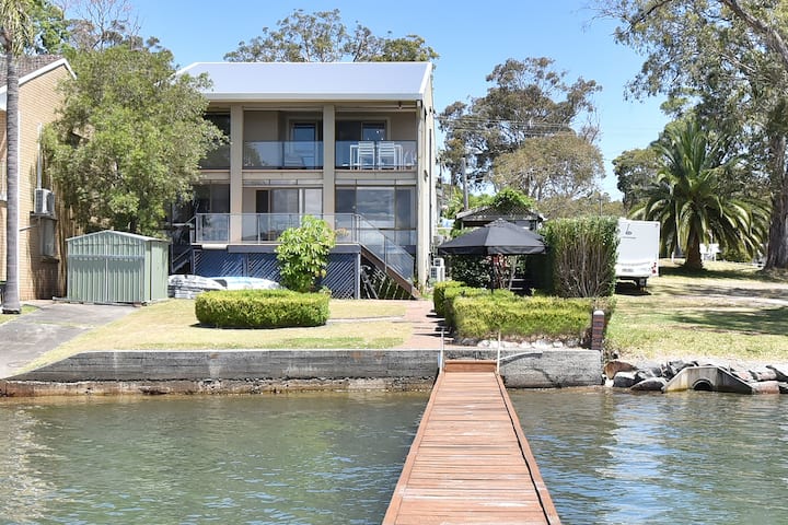 Baywatch Waterfront Lake Retreat Private Jetty - Newcastle
