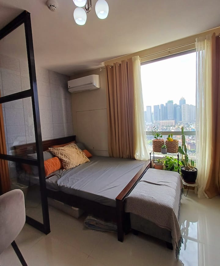 Simple Studio By The River - Pasig