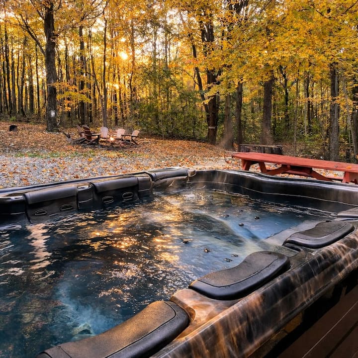 9 Person Hottub • King Bed • Sleeps 12 • Near City - Louisville, KY