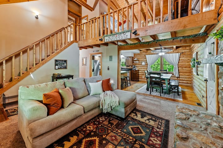 9 Person Hot Tub • Game Room • Secluded Cabin - Louisville, KY