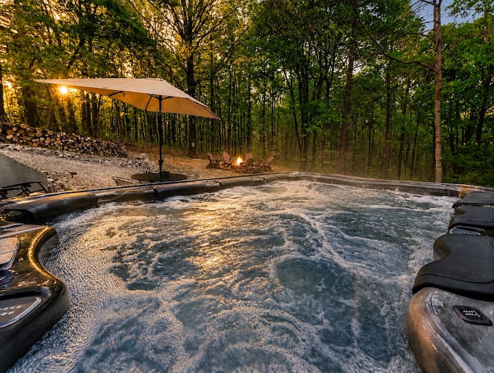 9 Person Hot Tub! - King Bed - Games - Trails - Indiana (State)