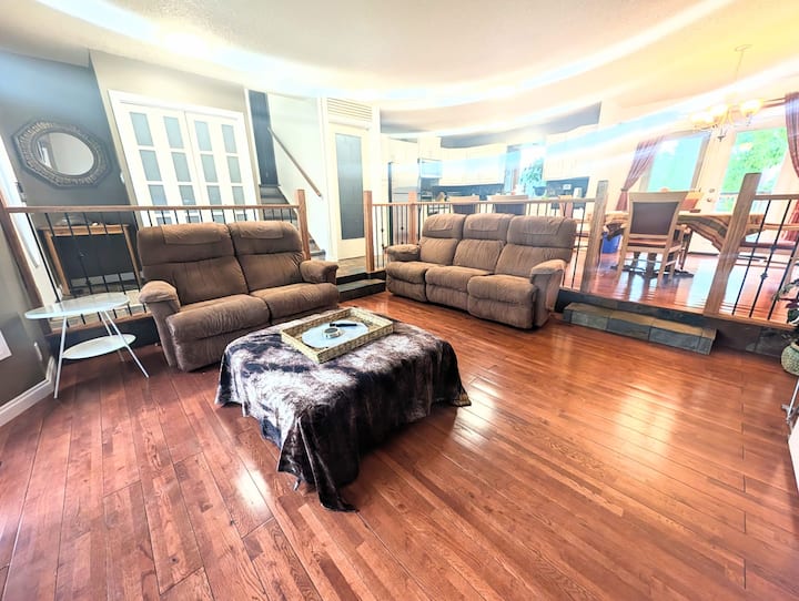 King Bed|3br|near Airport|free Parking|wi-fi|bbq - Airdrie