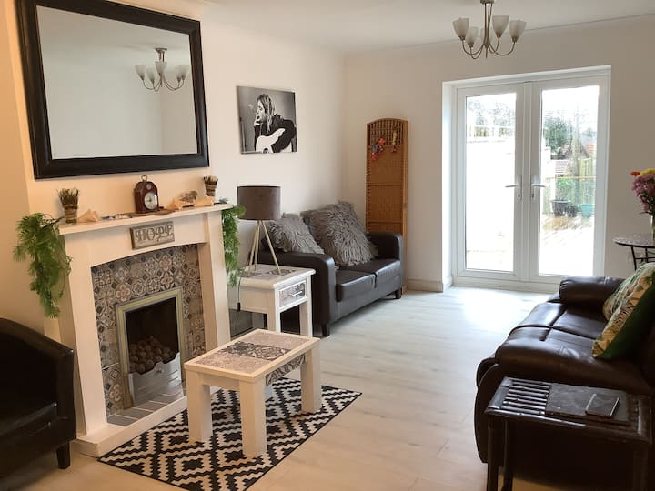 12 Minutes Walk To Porth Beach
3 Double Bedrooms - Newquay