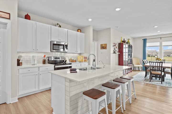 Sunset Oasis | Water Views + Fenced Yard - Pendleton, IN