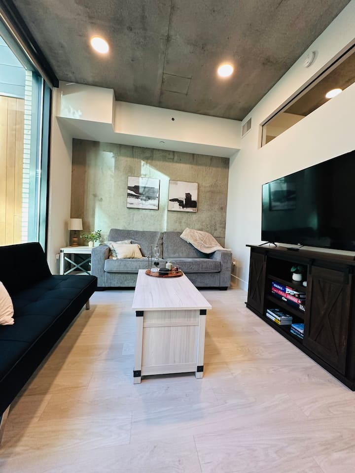 Downtown | Hot Tub | Gym | King Bed | Business - Tracy Aviary & Botanical Gardens